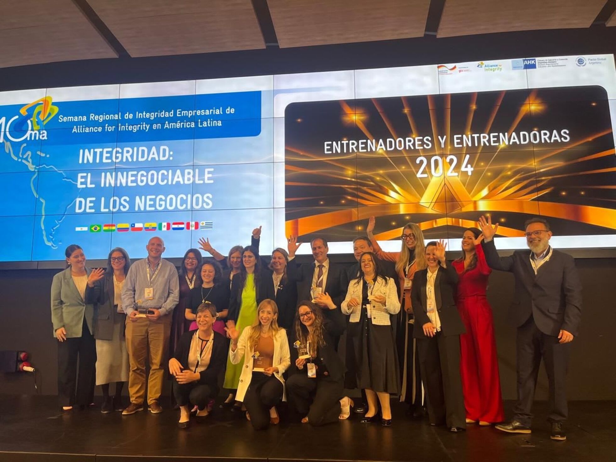 Penghargaan Trainer of the Year 2024 Amerika Latin - Alliance for Integrity